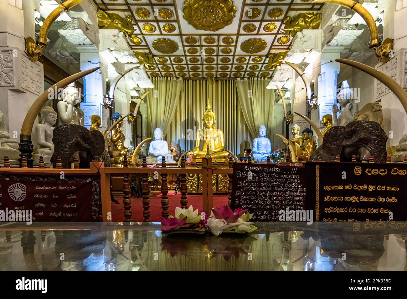 Tooth temple in Kandy on Sri Lanka, Buddhist sanctuary Stock Photo - Alamy