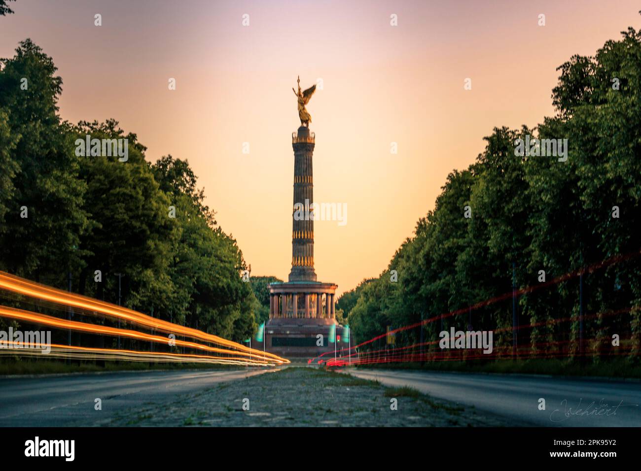 Light pulling cars in the morning on the way to Siegessäule in Berlin ...