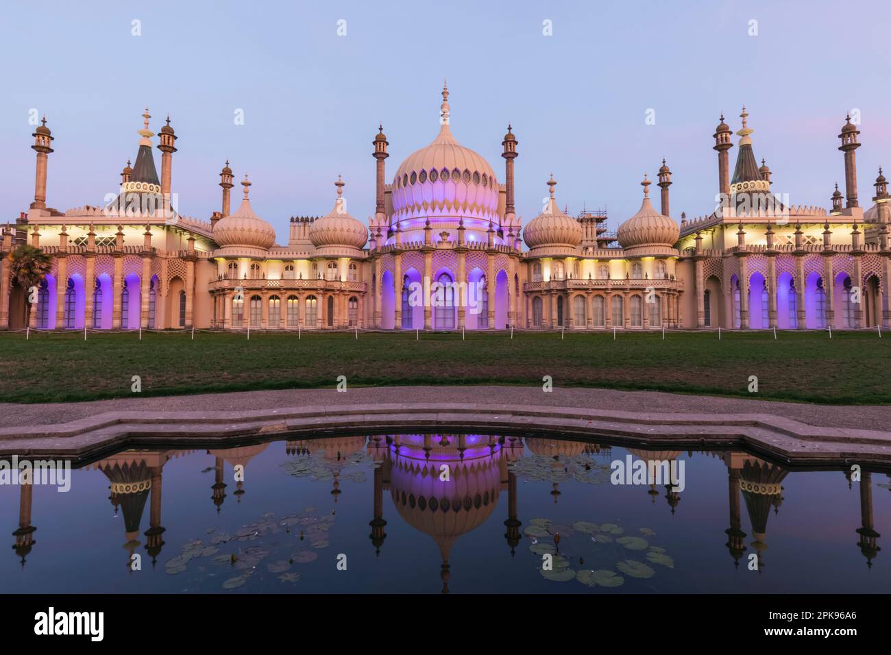 Brighton royal pavilion at night hi-res stock photography and images ...