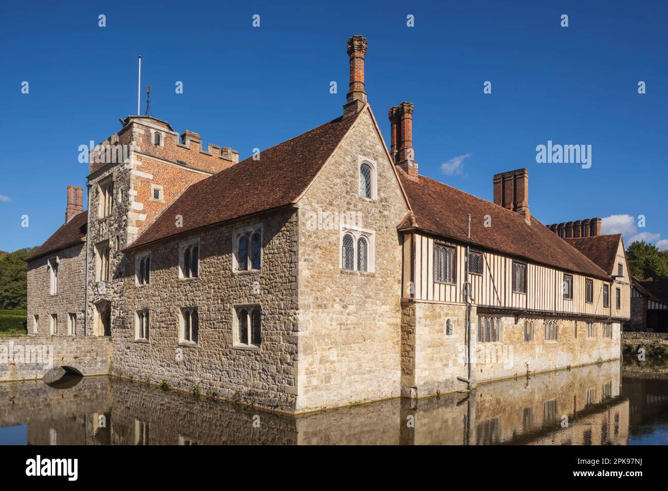 Moated manor house hi-res stock photography and images - Alamy
