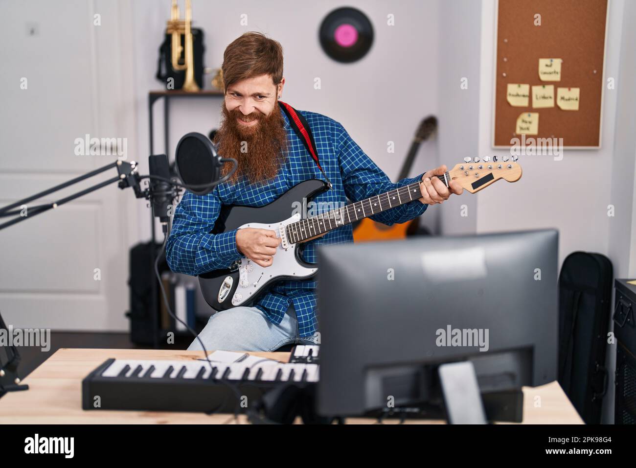 Rock singer redhead hi-res stock photography and images - Alamy