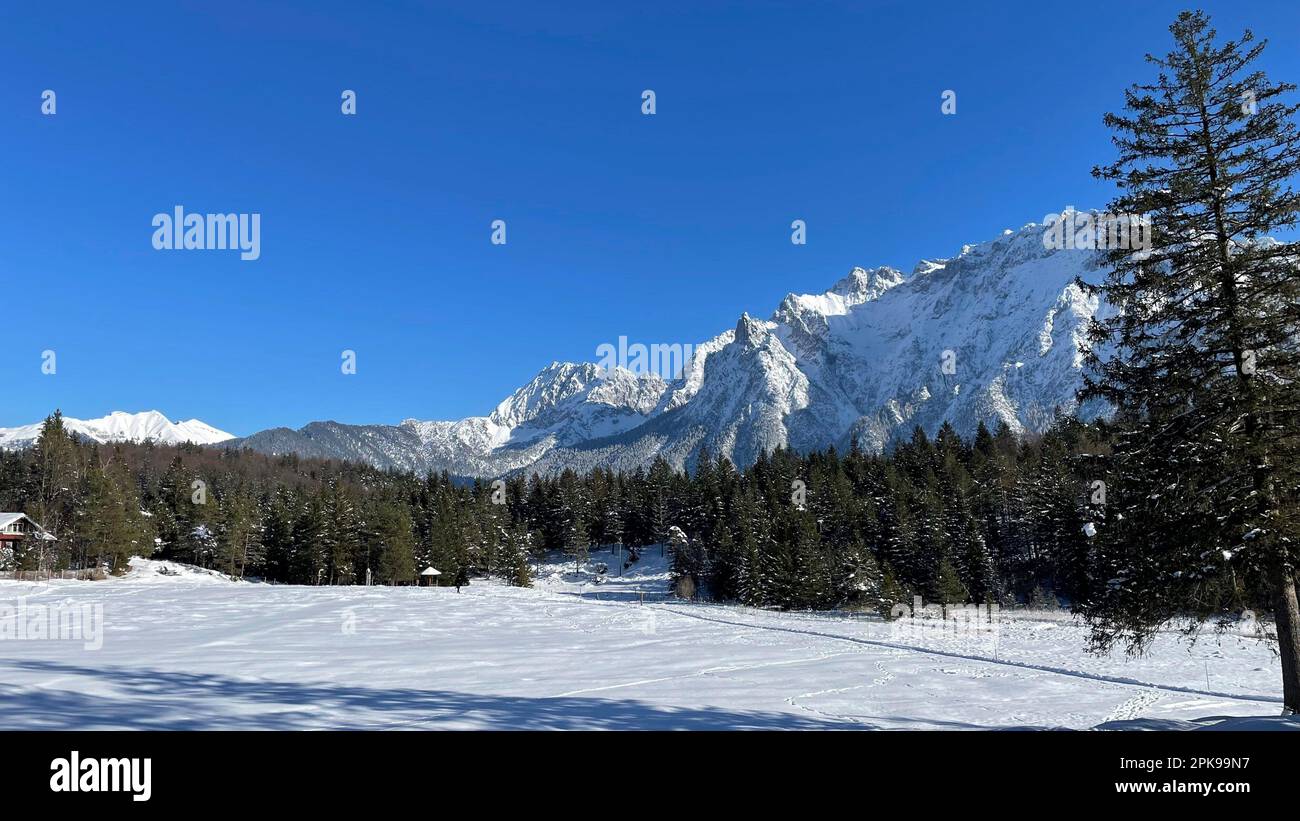 Winter landscape at Lautersee in Mittenwald, view to Karwendel ...