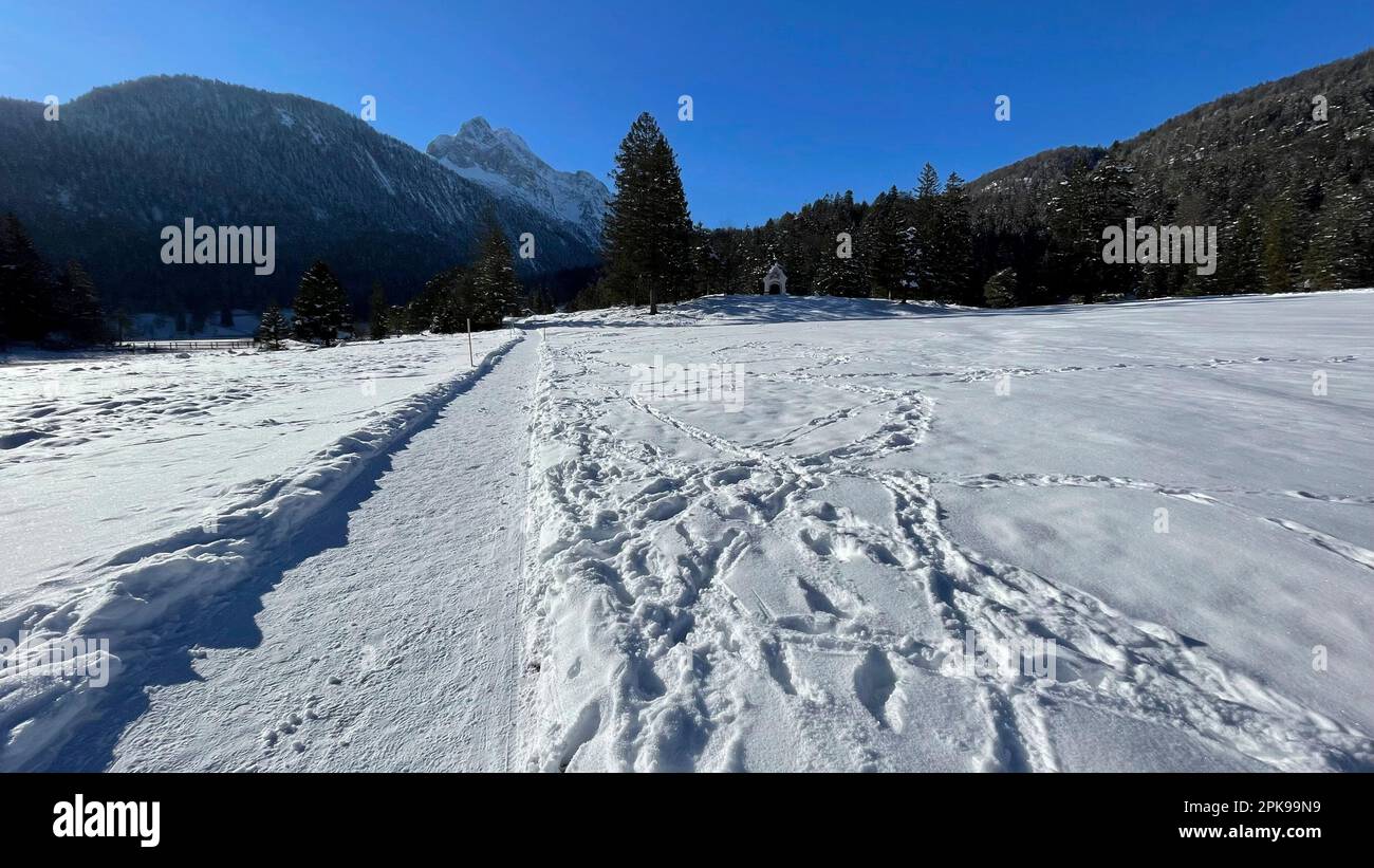 Winter hiking trail at Lautersee in Mittenwald, winter landscape, Maria ...
