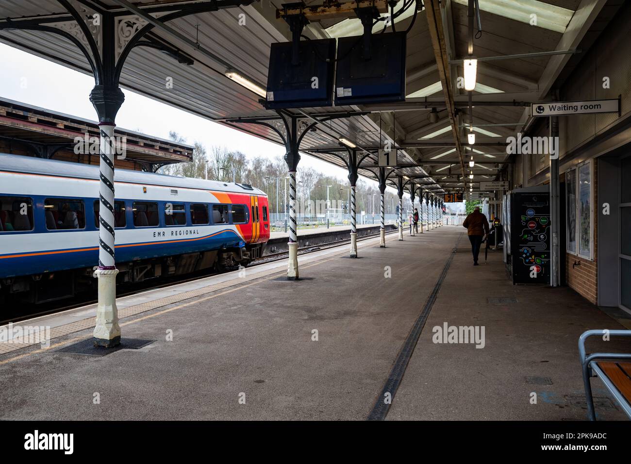 A train pulls into Chesterfield Railway Station, Derbyshire Stock Photo ...