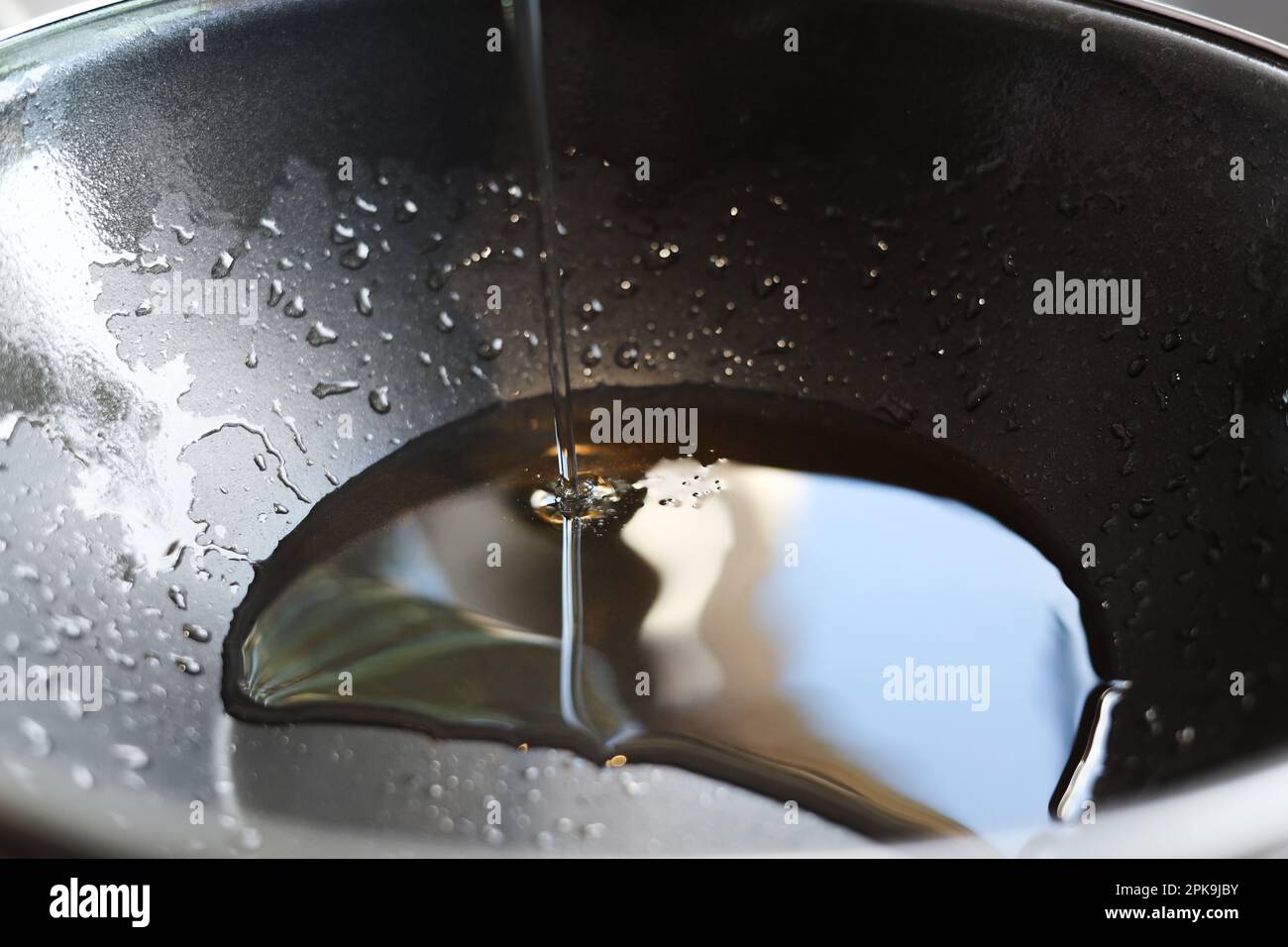 Pouring oil pan hi-res stock photography and images - Alamy