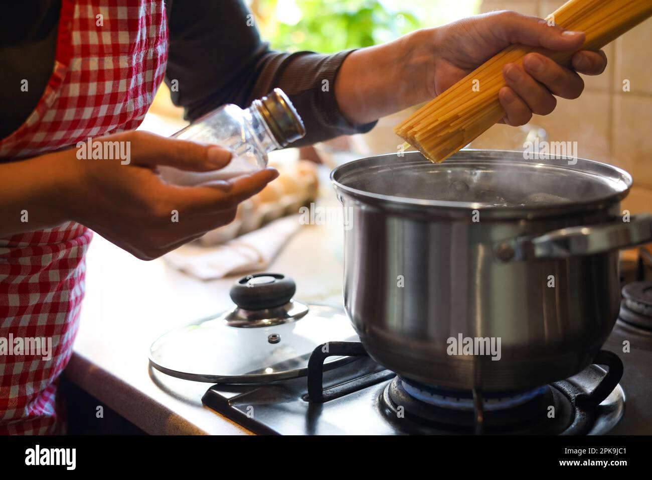 Spaghetti pasta on pot boiling hi-res stock photography and images - Alamy
