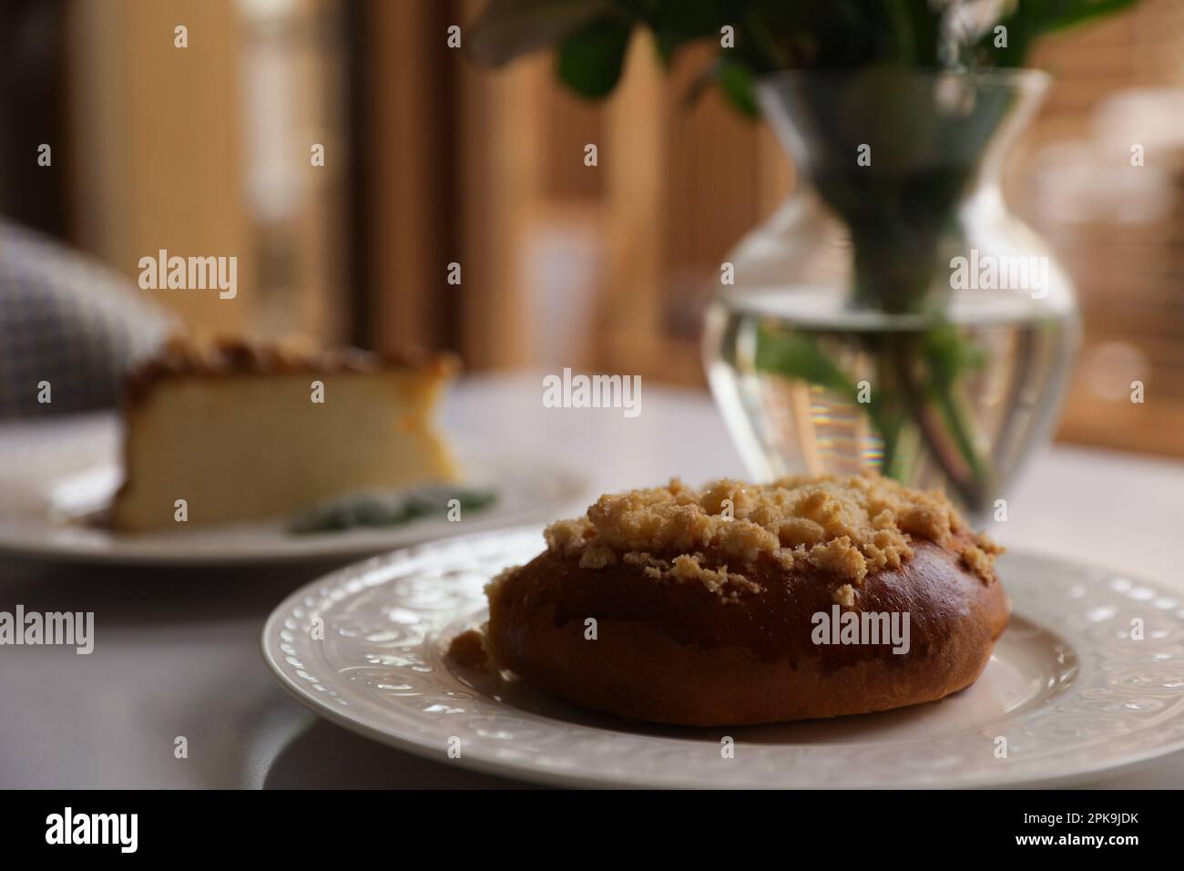 Cheesecake bun hi-res stock photography and images - Alamy