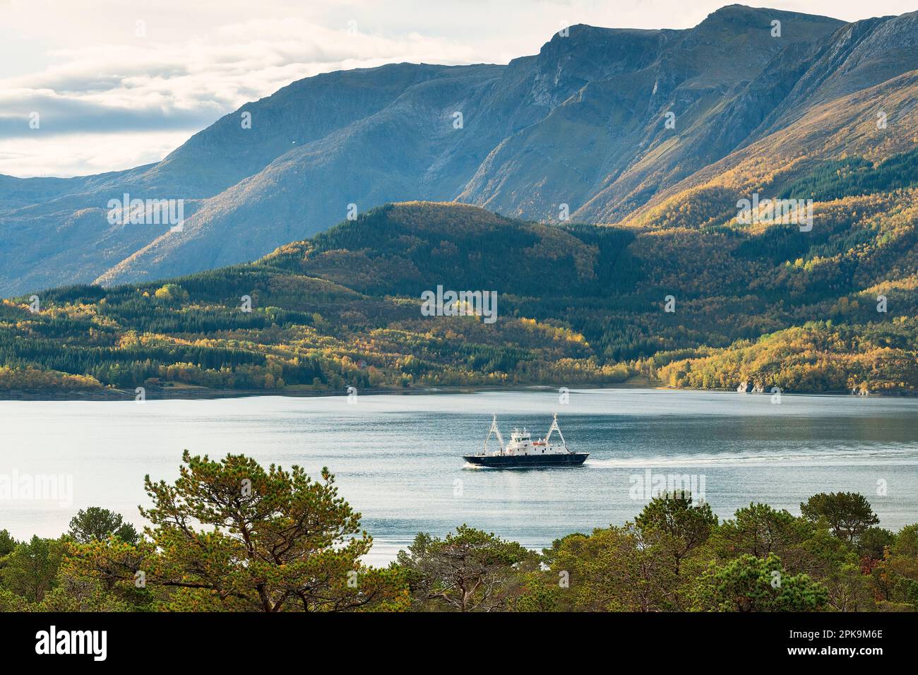 Norway, Atlantic coast at Kystriksveien, fjord landscape near ferry ...