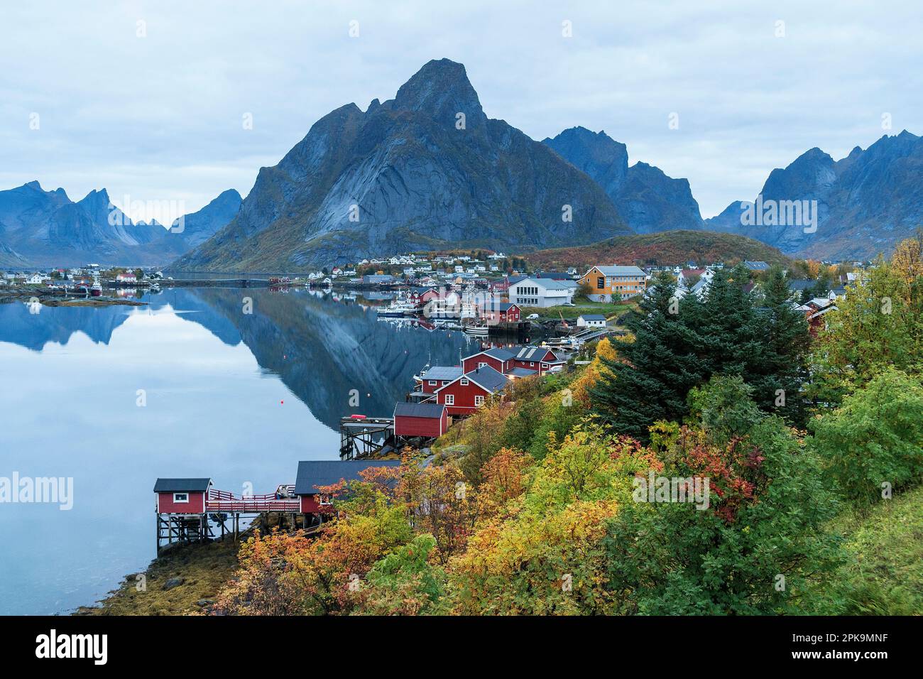 Norway, Lofoten, Moskenesoya, Moskenes, Reine, autumn morning ...