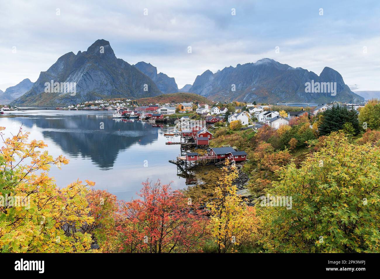 Norway, Lofoten, Moskenesoya, Moskenes, Reine, autumn morning ...
