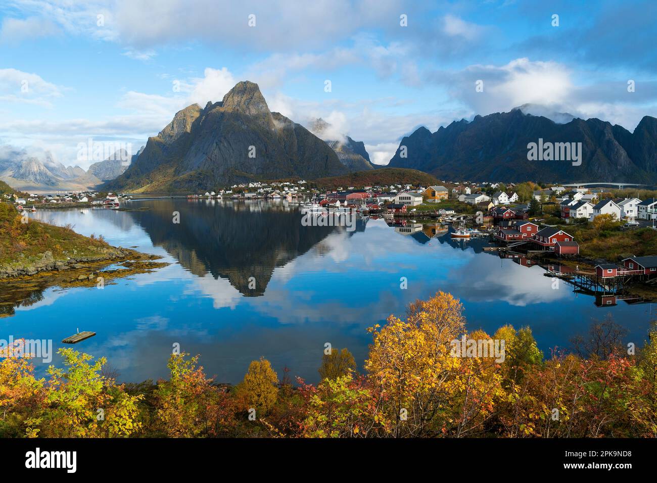 Norway, Lofoten, Moskenes, Reine, autumn, morning light, reflection ...