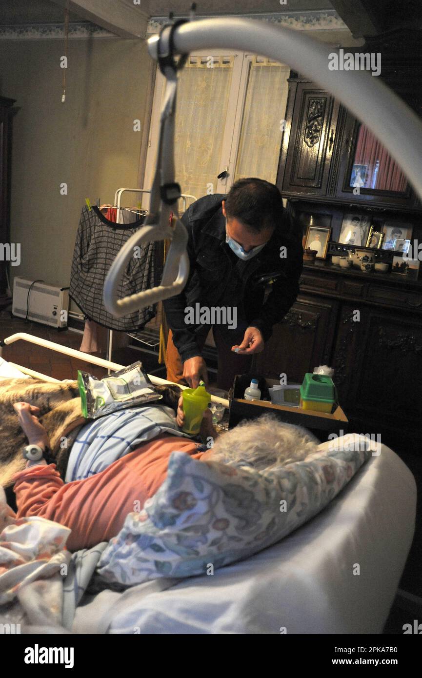 Self-employed country nurse at the home of an insulin-dependent patient ...