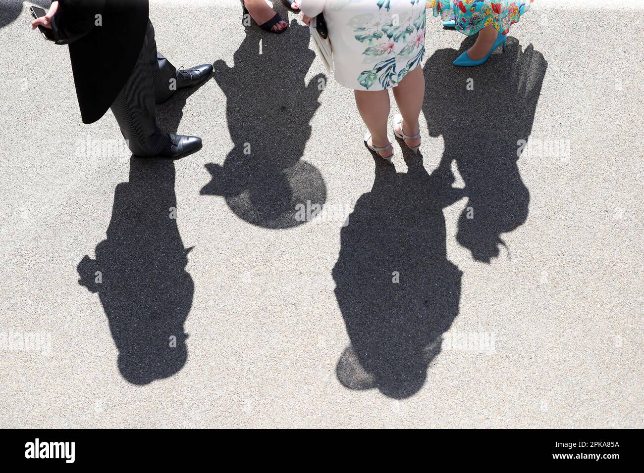 14.06.2022, Great Britain, Windsor, Ascot - Elegantly dressed people ...