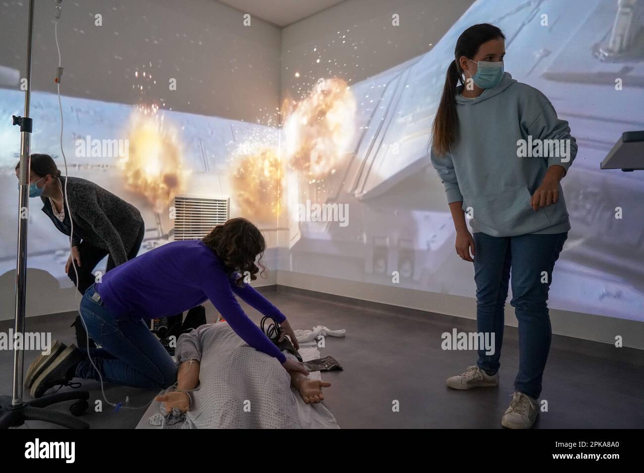 Emergency medicine students attends a circumstantial emergency ...