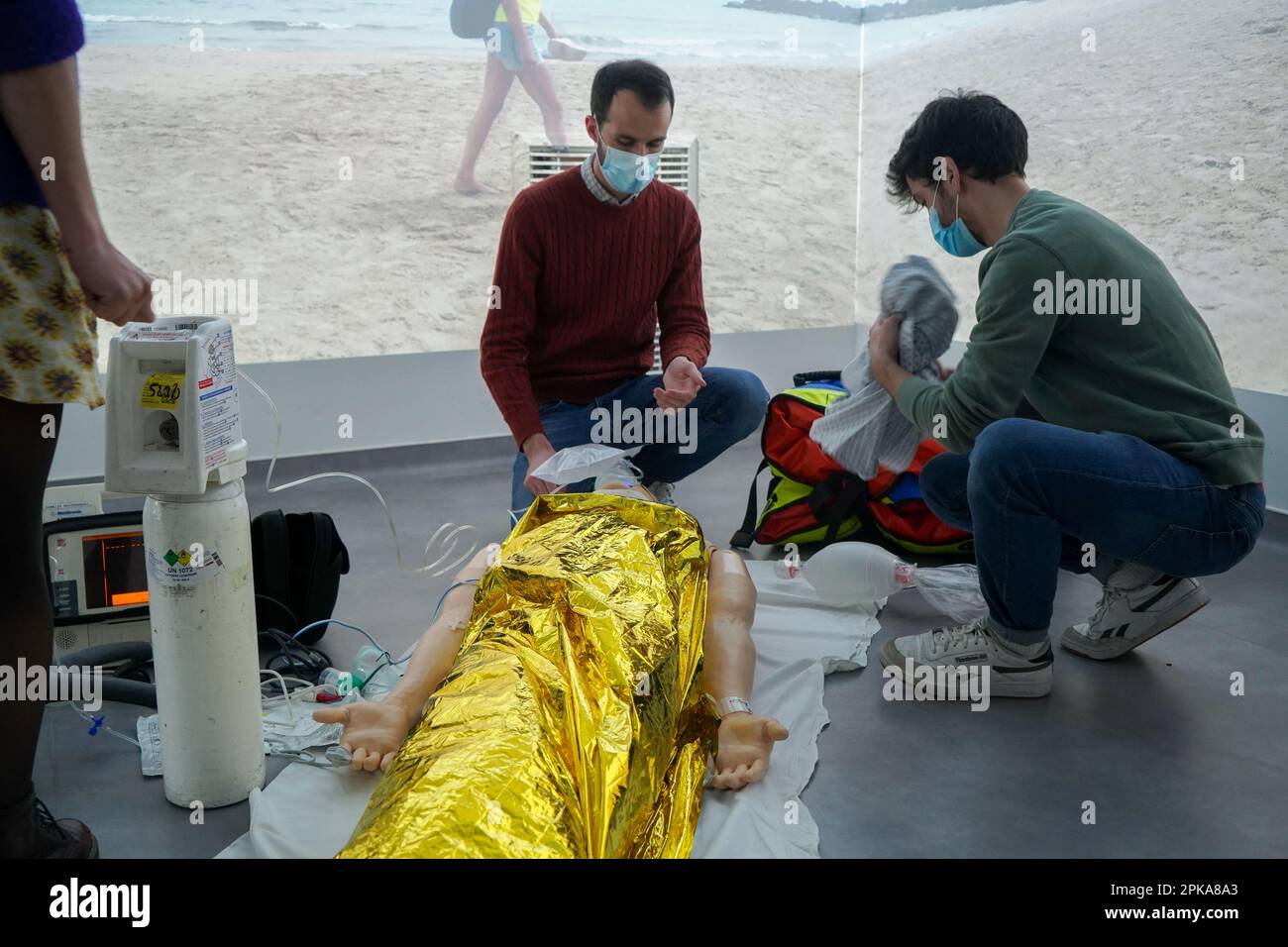 Emergency medicine students attends a circumstantial emergency ...