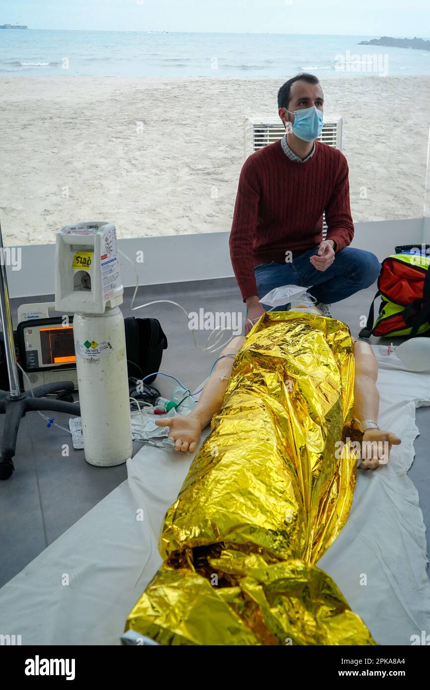 Emergency medicine students attends a circumstantial emergency ...