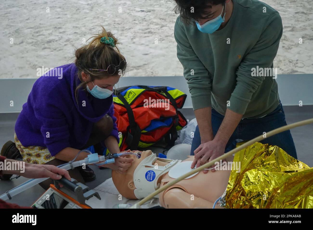 Emergency medicine students attends a circumstantial emergency ...