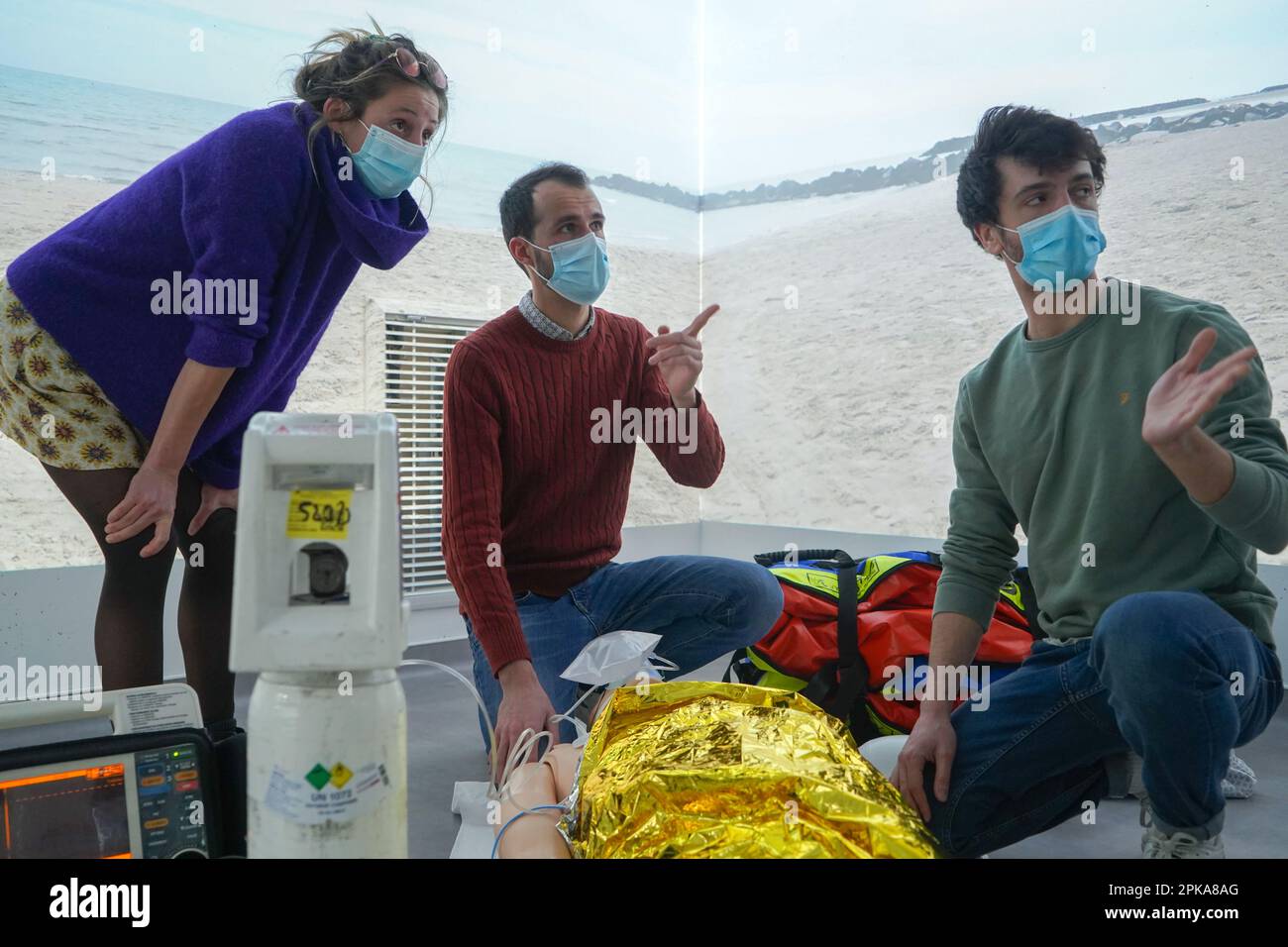 Emergency medicine students attends a circumstantial emergency ...