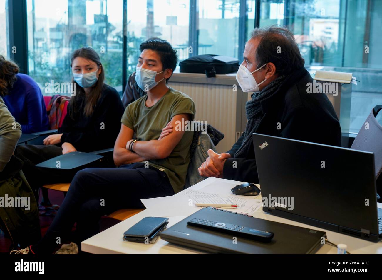 Emergency medicine students attends a circumstantial emergency ...