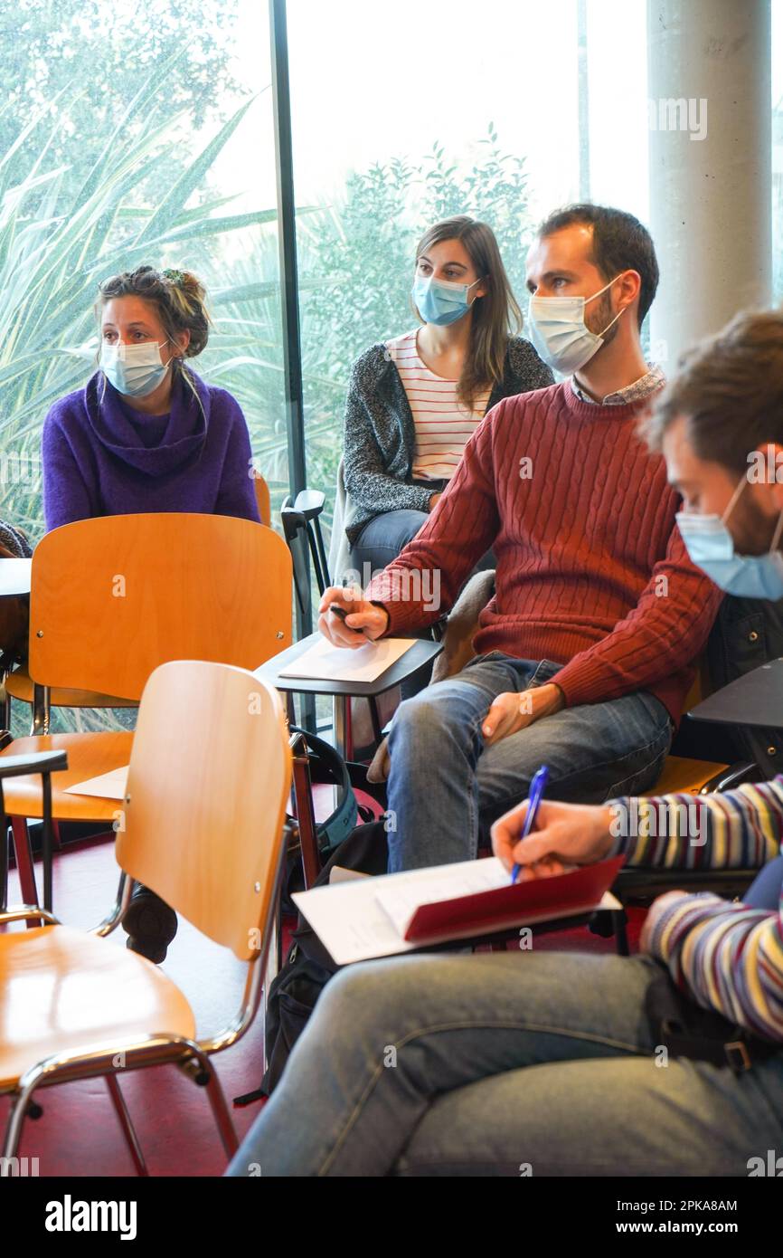 Emergency medicine students attends a circumstantial emergency ...