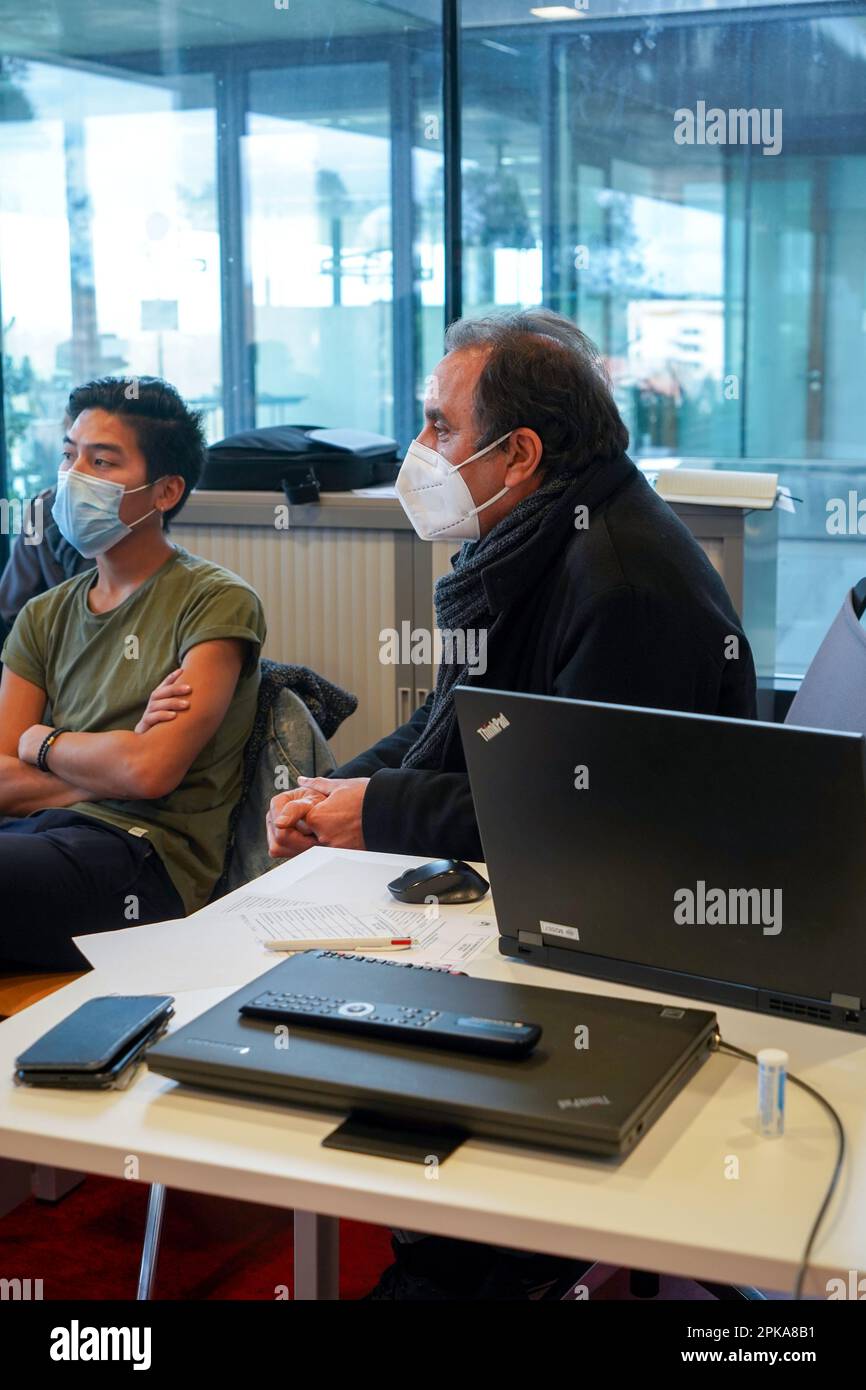 Emergency medicine students attends a circumstantial emergency ...