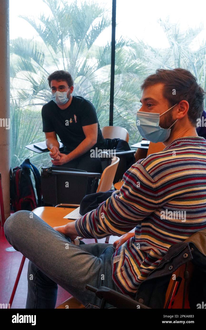 Emergency medicine students attends a circumstantial emergency ...