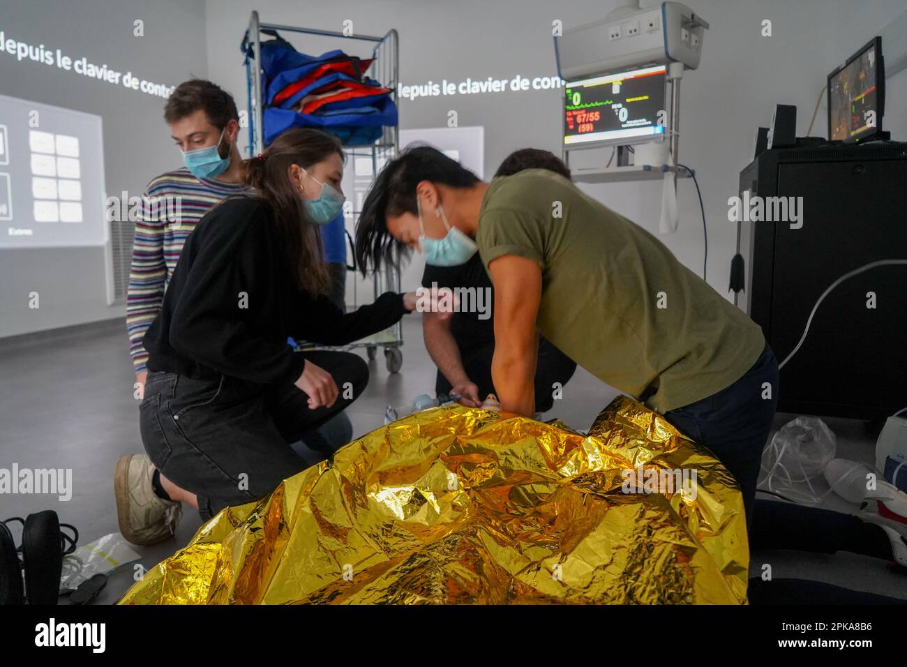 Emergency medicine students attends a circumstantial emergency ...