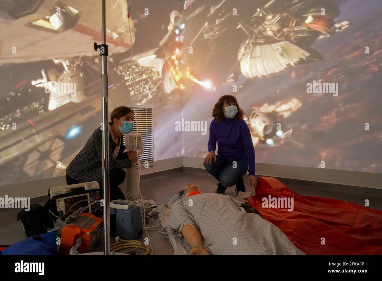 Emergency medicine students attends a circumstantial emergency ...