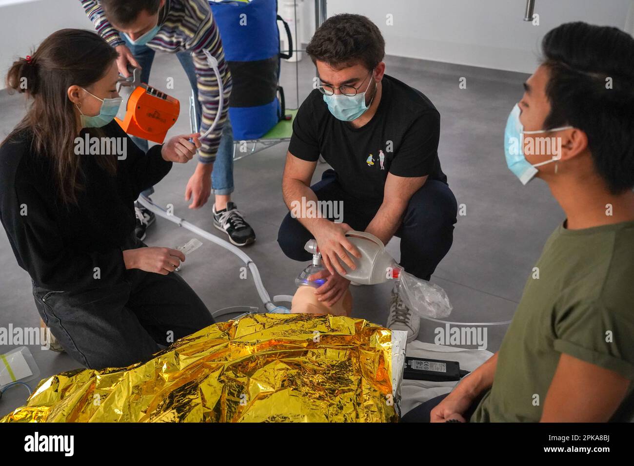 Emergency medicine students attends a circumstantial emergency ...