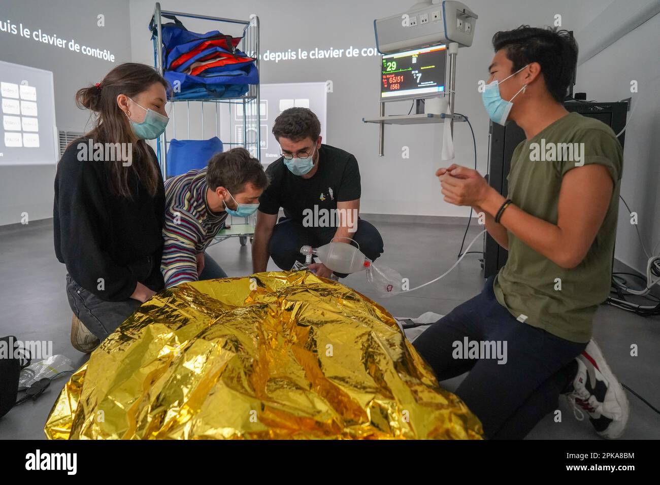 Emergency medicine students attends a circumstantial emergency ...