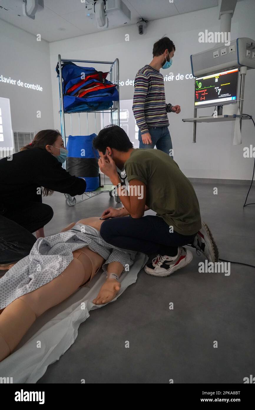 Emergency medicine students attends a circumstantial emergency ...