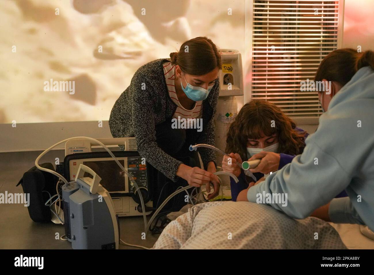 Emergency medicine students attends a circumstantial emergency ...