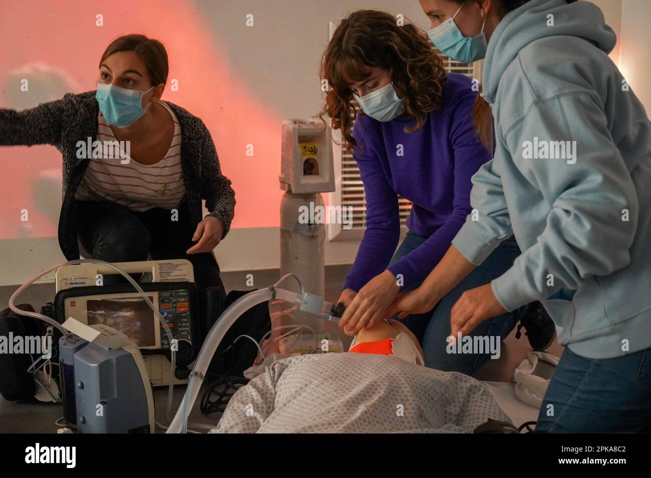 Emergency medicine students attends a circumstantial emergency ...