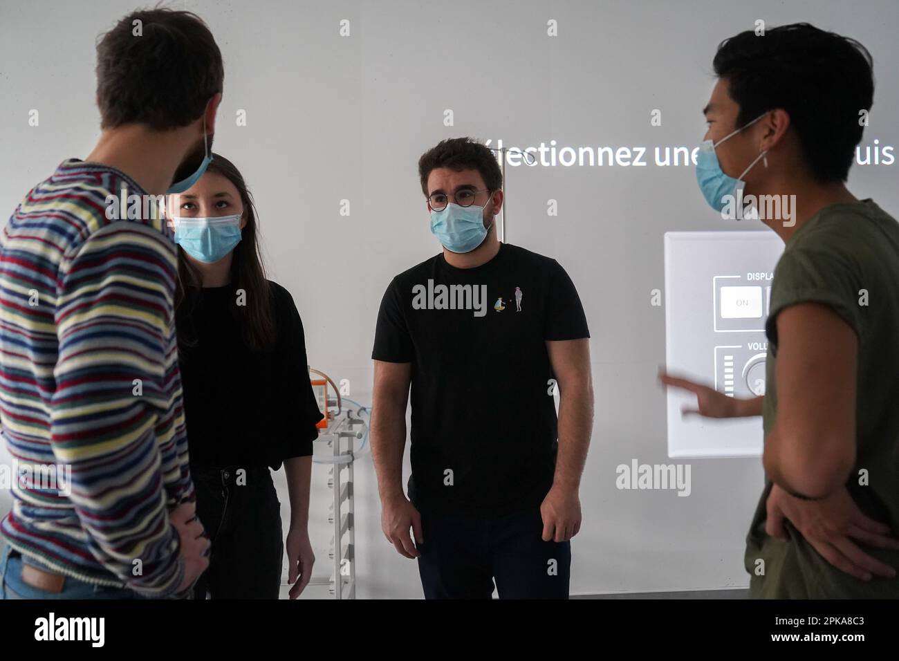 Emergency medicine students attends a circumstantial emergency ...