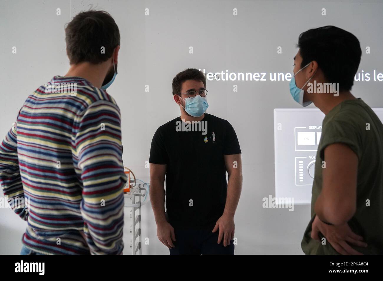 Emergency medicine students attends a circumstantial emergency ...