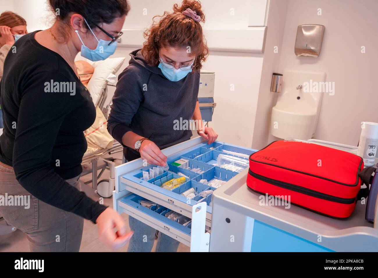 Internal emergency physicians are trained in emergency procedures ...