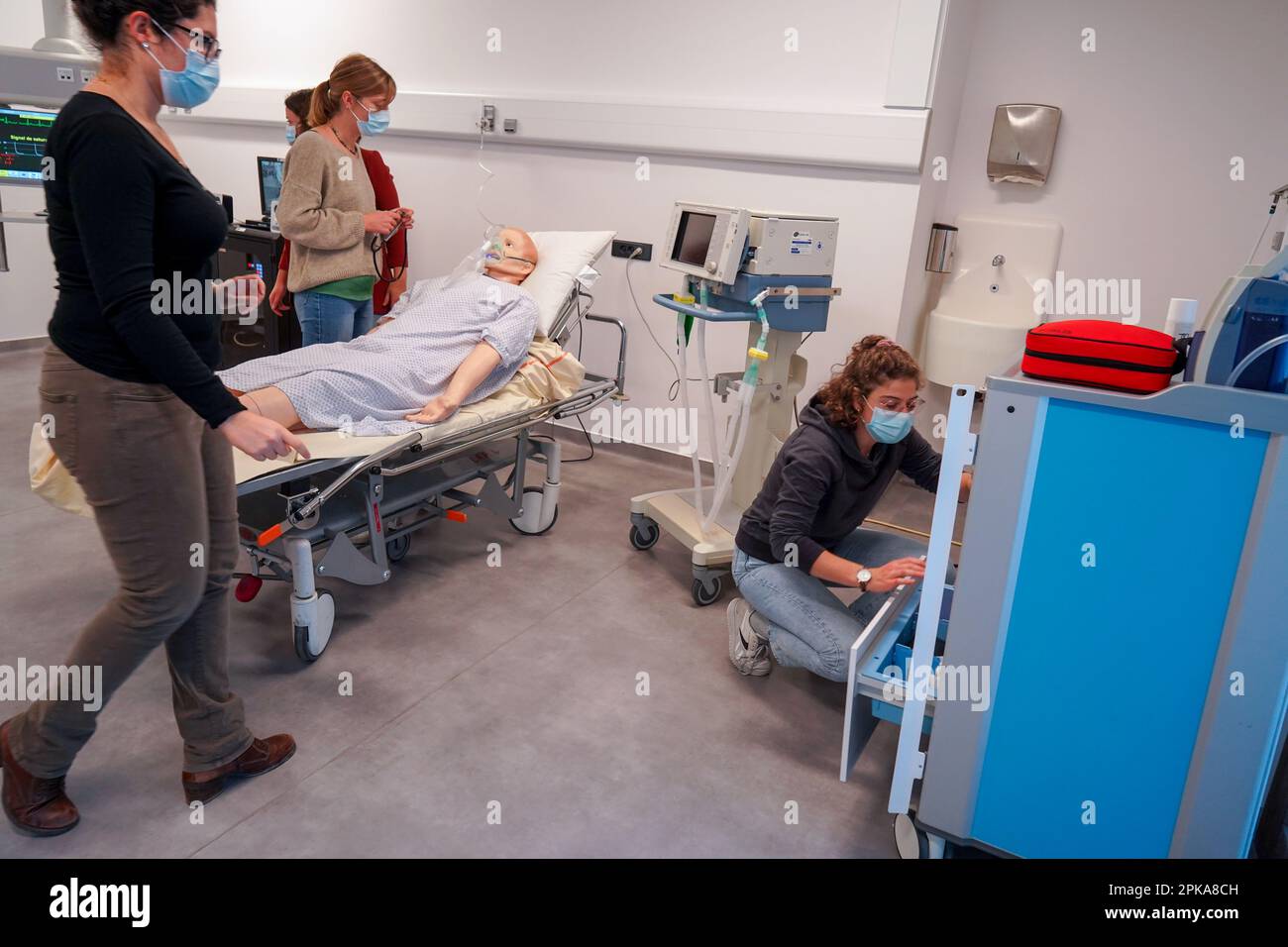 Internal emergency physicians are trained in emergency procedures ...