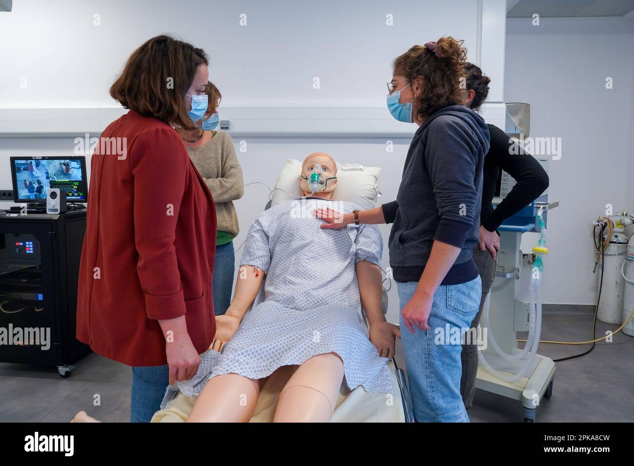 Internal emergency physicians are trained in emergency procedures ...