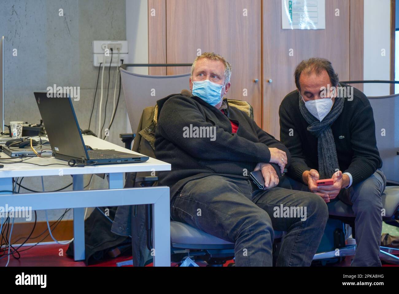 Internal emergency physicians are trained in emergency procedures ...