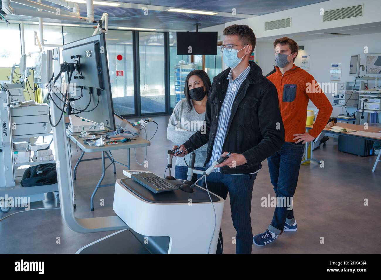 Internal students in digestive surgery train on a Lap Sim simulation ...