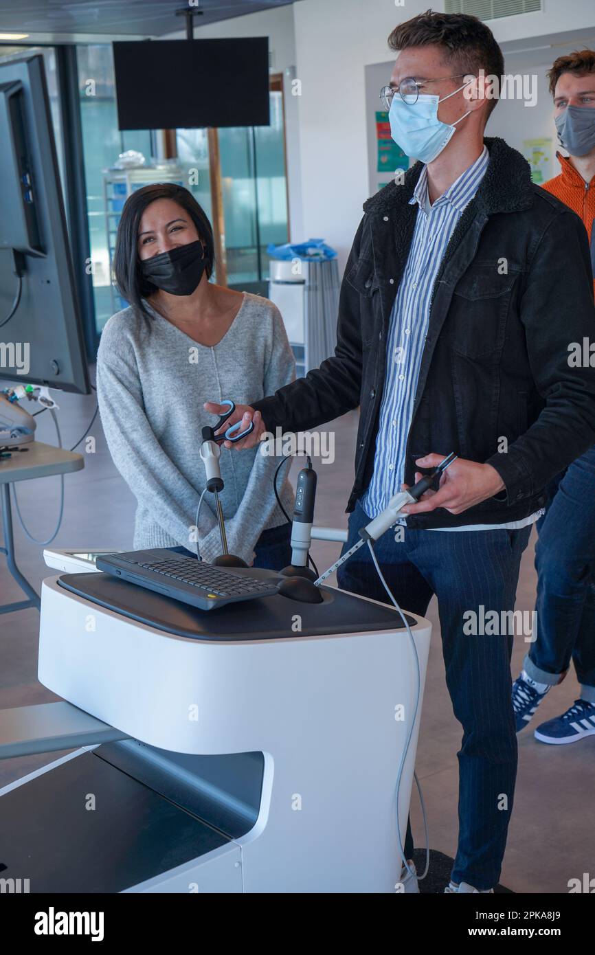 Internal students in digestive surgery train on a Lap Sim simulation ...