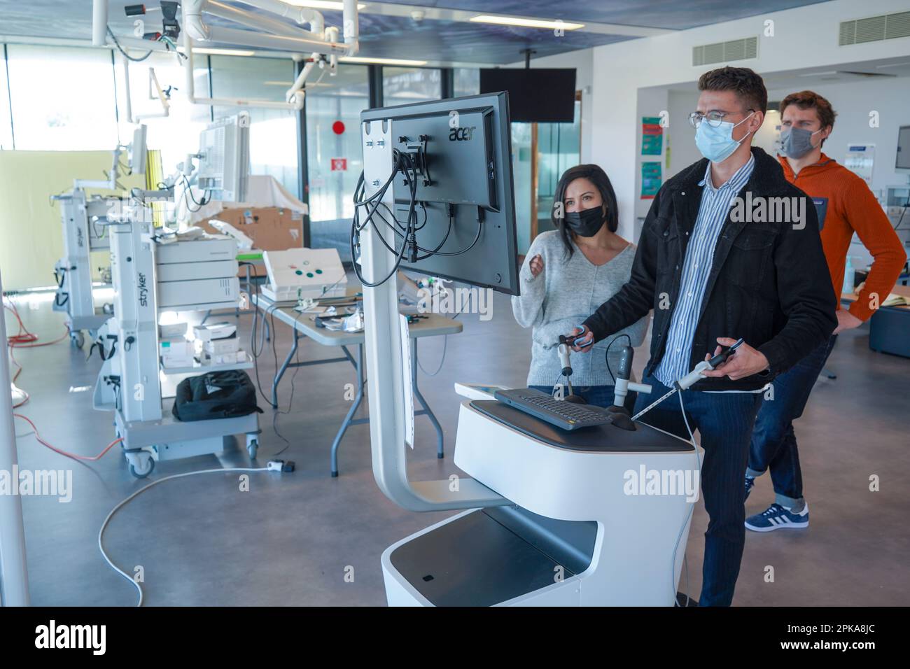 Internal students in digestive surgery train on a Lap Sim simulation ...