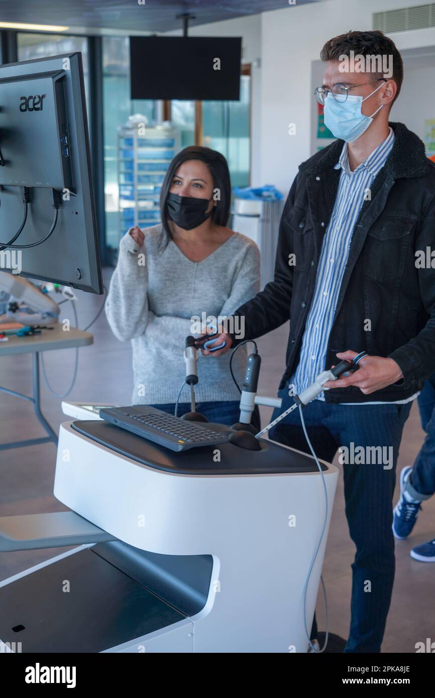 Internal students in digestive surgery train on a Lap Sim simulation ...