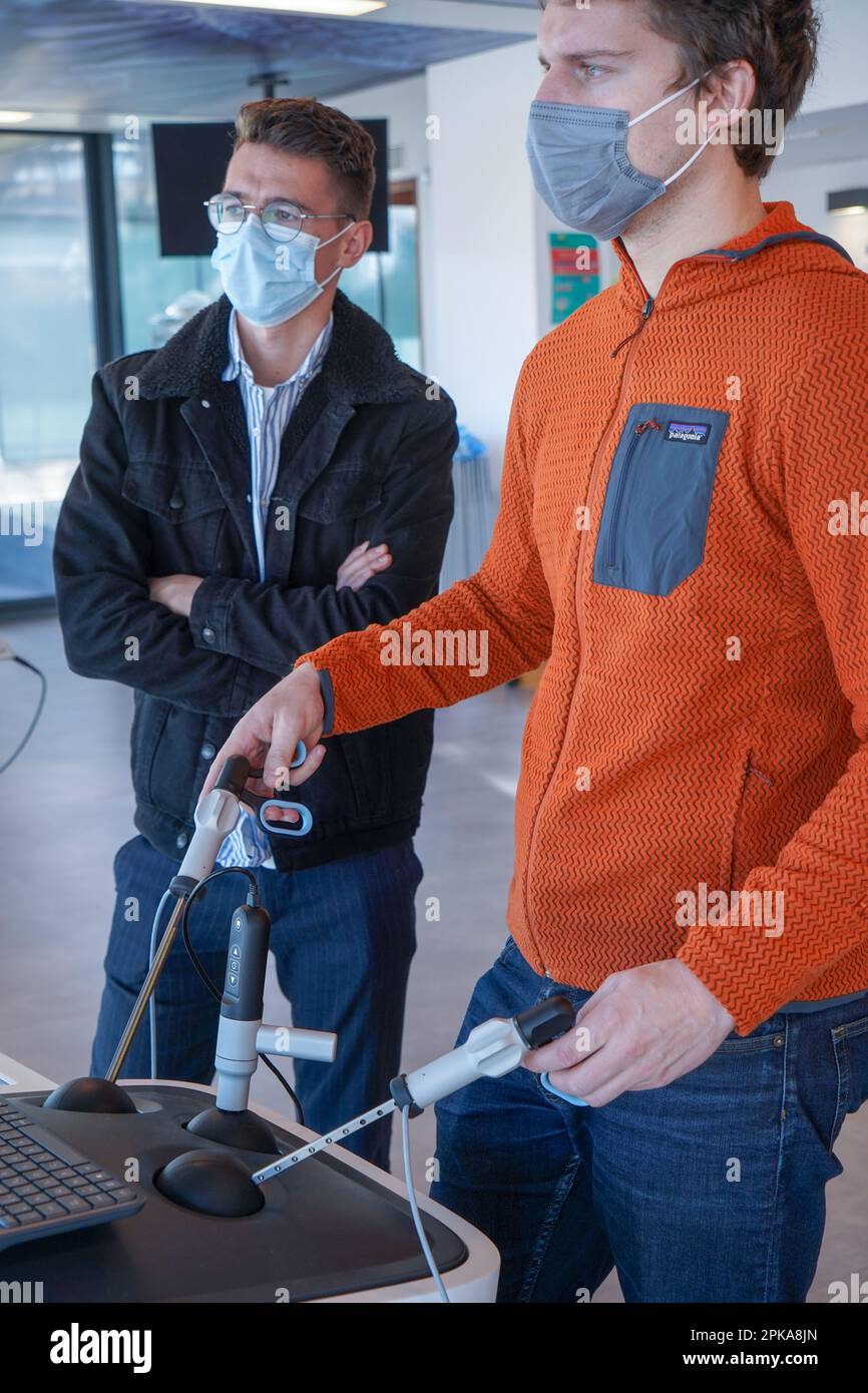 Internal students in digestive surgery train on a Lap Sim simulation ...