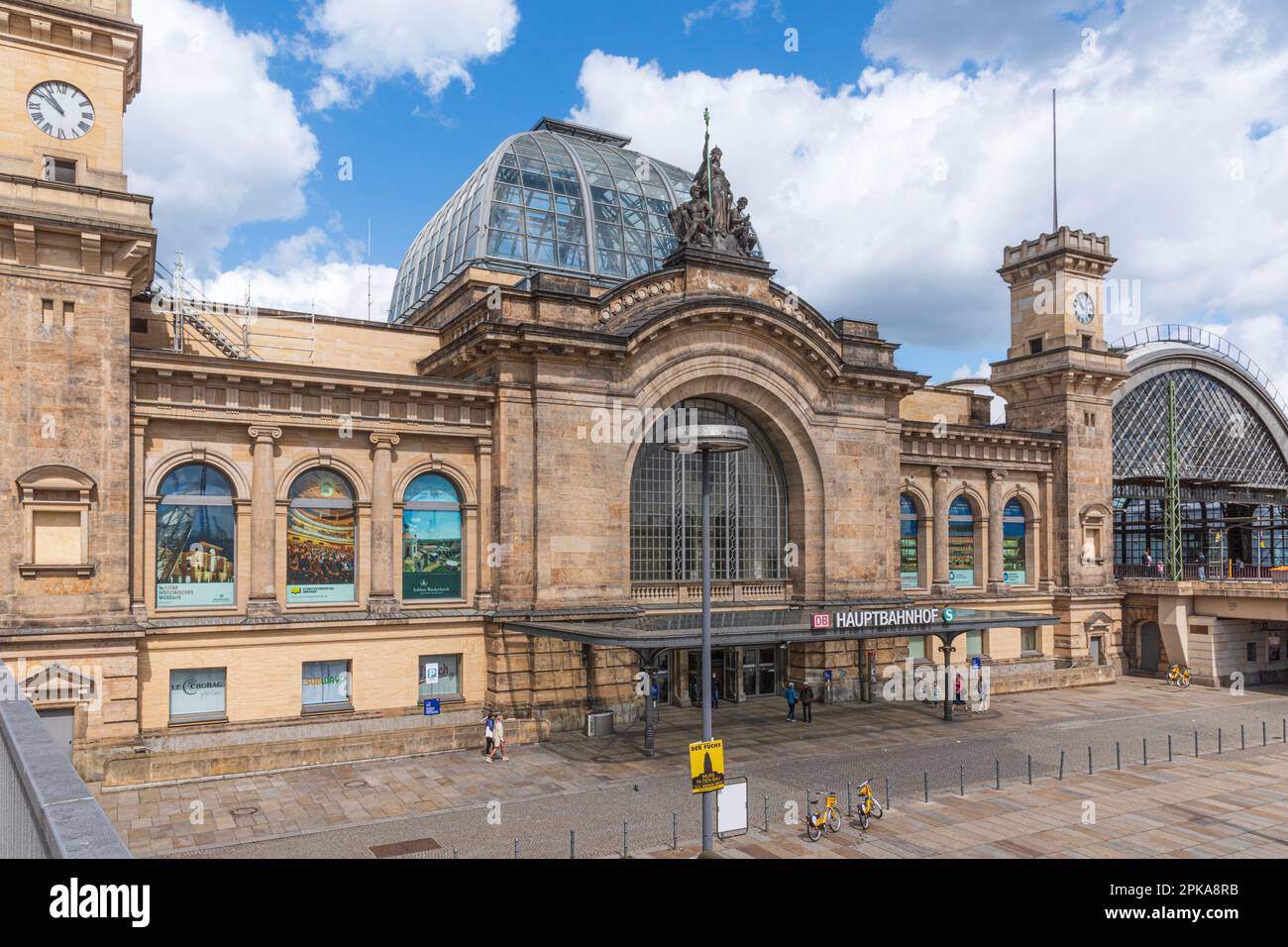 Dresden: At the main station. Entrance area with clock towers Stock ...