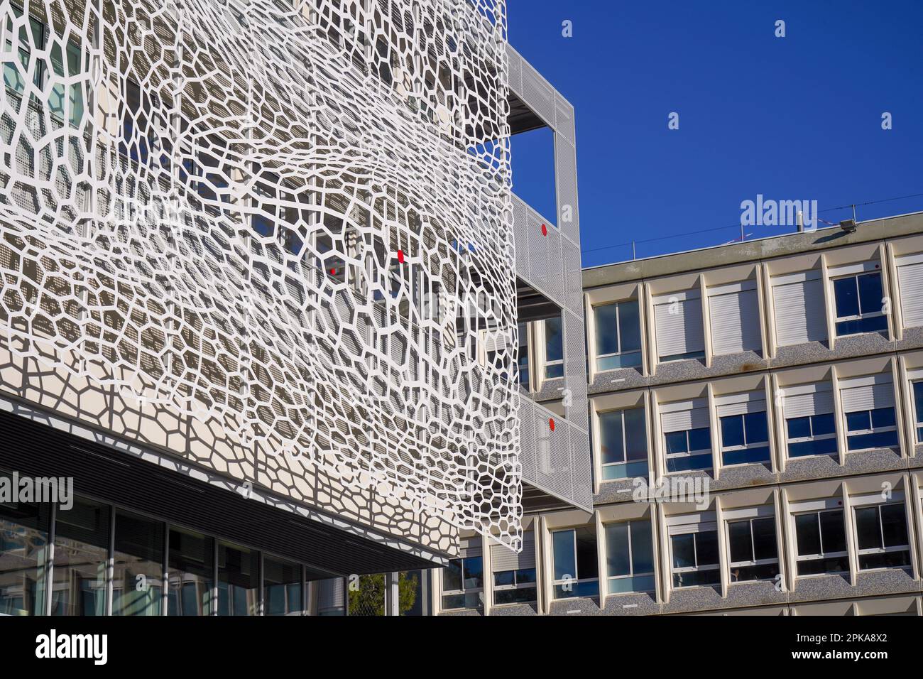 New building of the Faculty of Medicine of Nîmes designed by the ...