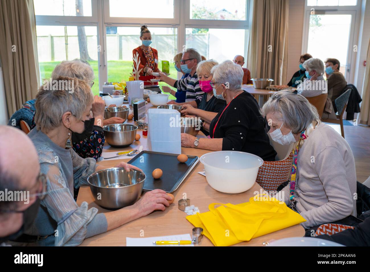 Culinary workshop in a senior service residence, animation, preparation ...