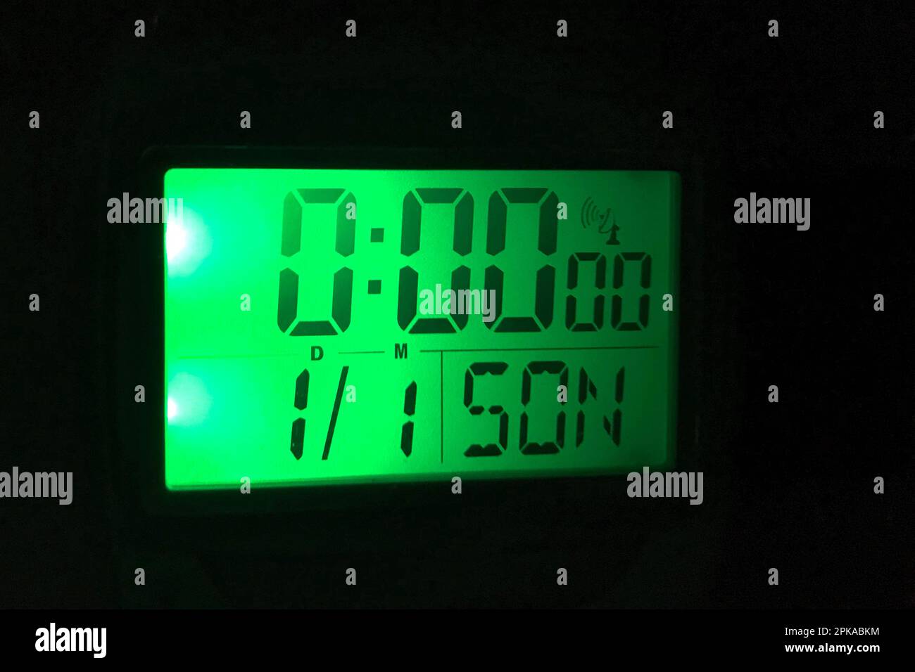 01.01.2023, Germany, , Berlin - Radio-controlled alarm clock shows zero ...