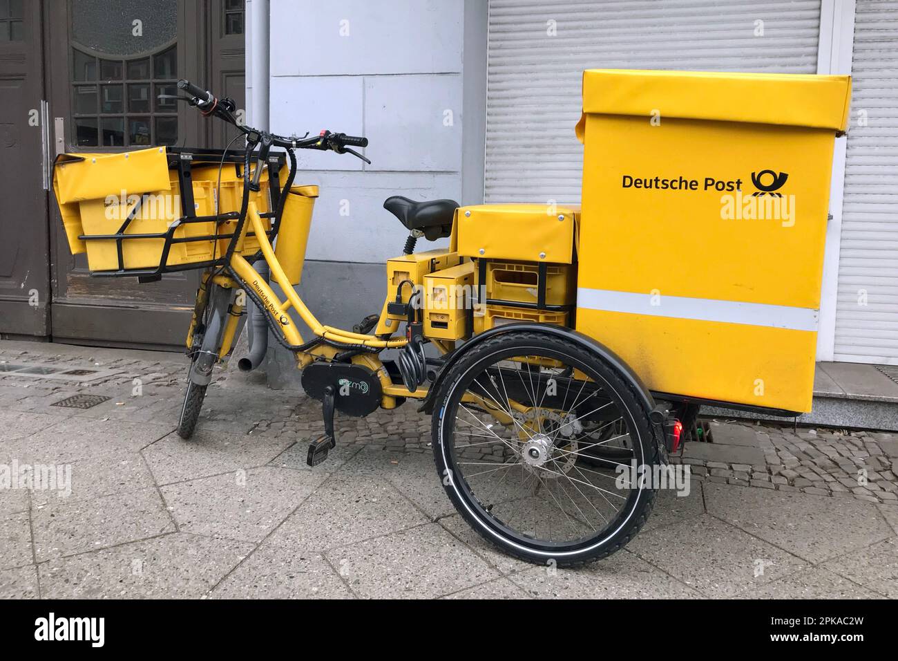 20.01.2023, Germany, , Berlin - Freight bike of the Deutsche Post ...