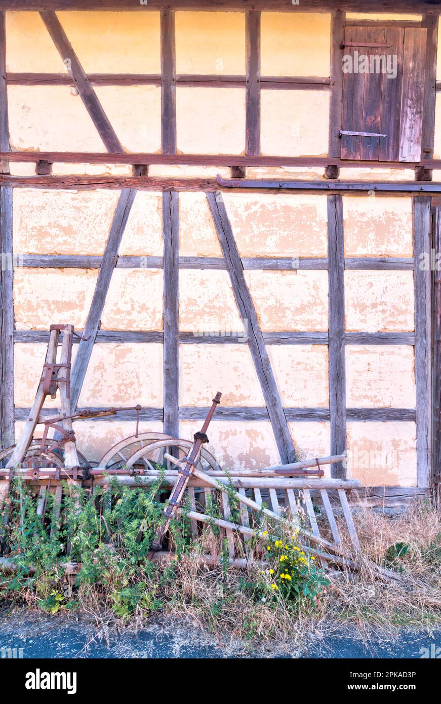 Wooden wheel, ladder, clay wall, weathered, texture, background, half ...